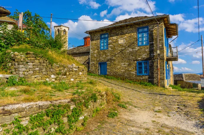 Το φθινοπωρινό χωριό της Ελλάδας με την μοναδική αρχιτεκτονική ...