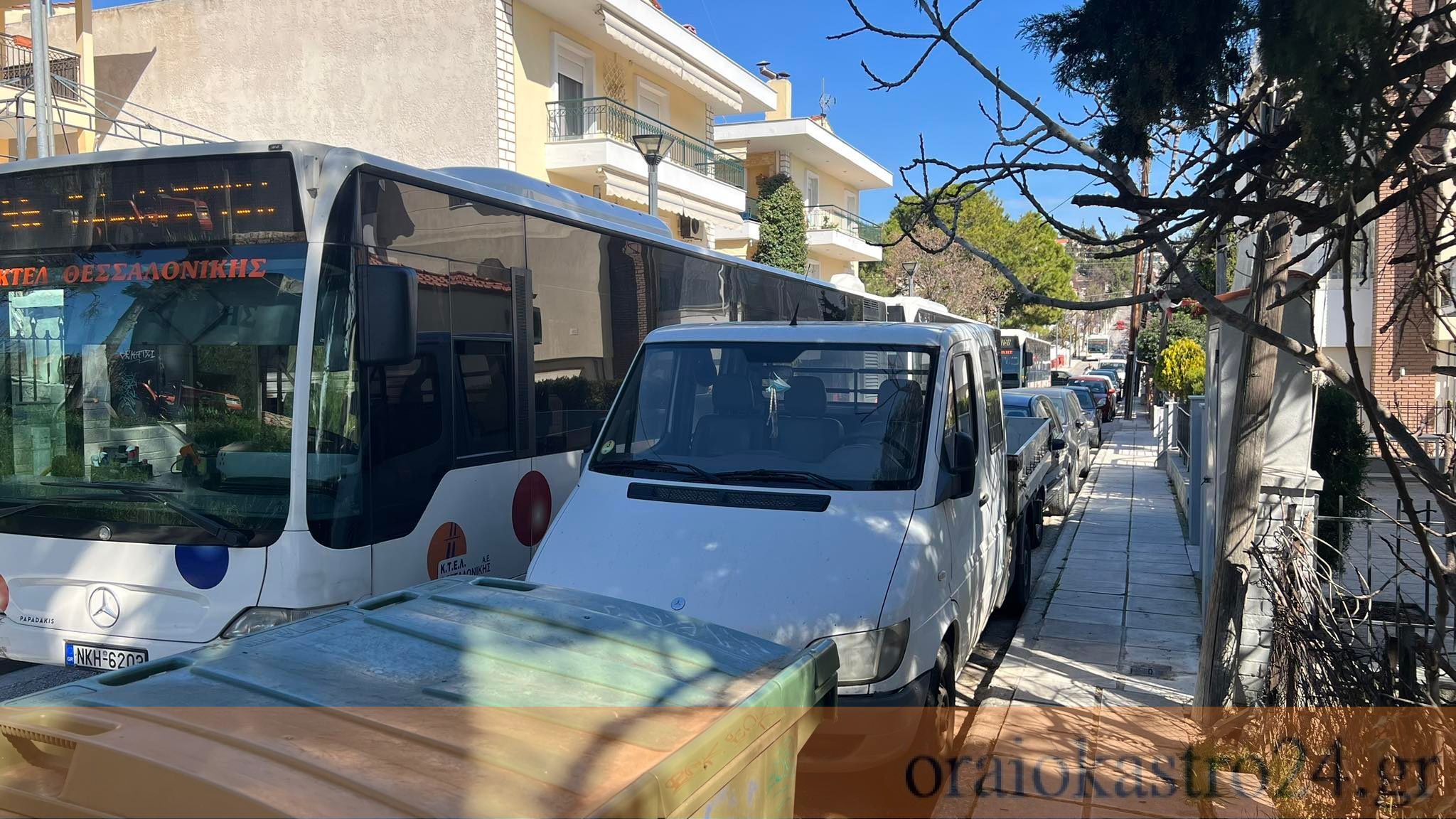 ΤΩΡΑ Ωραιόκαστρο Μποτιλιάρισμα σε κεντρικό δρόμο 4 λεωφορεία του 56 ...